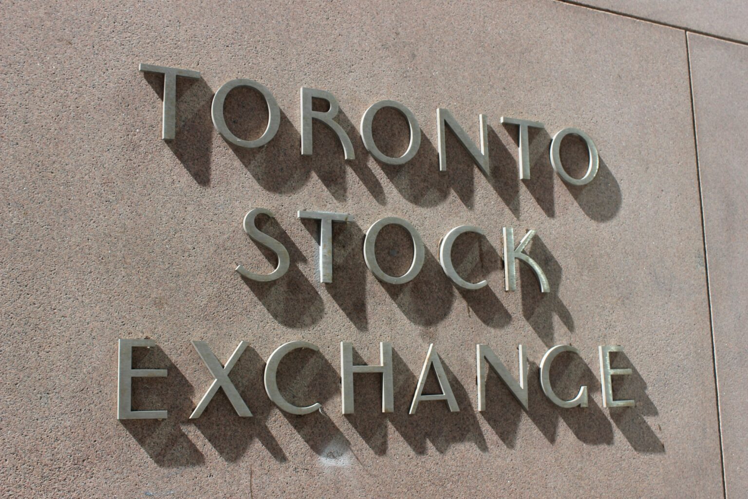 TSX rises to set a new record, U.S. markets post mixed results | Advisor.ca