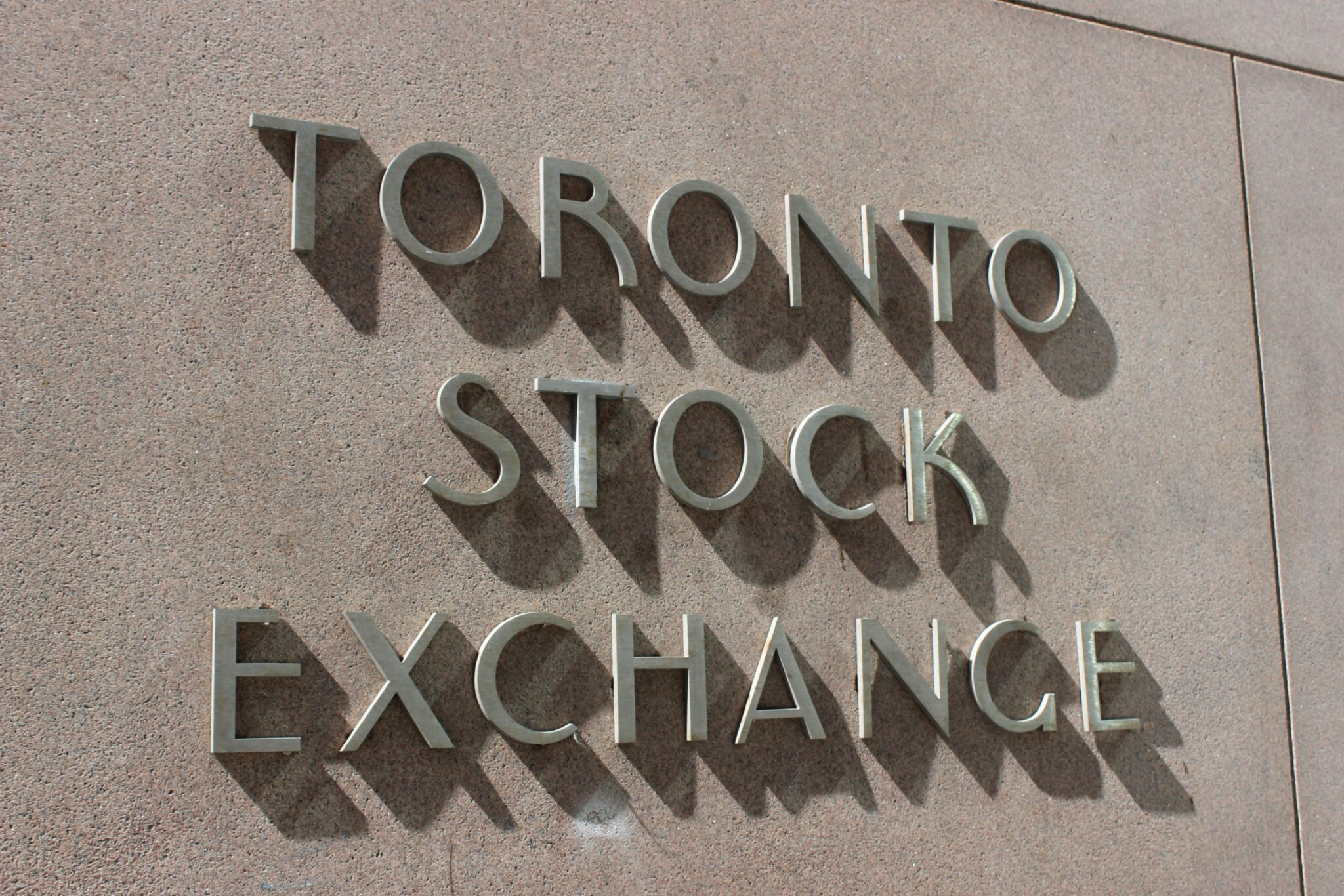 Basic materials stocks weigh on TSX, as U.S. markets gain and oil ...